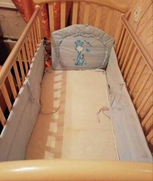 Детская кроватка с матрацем и бортиками