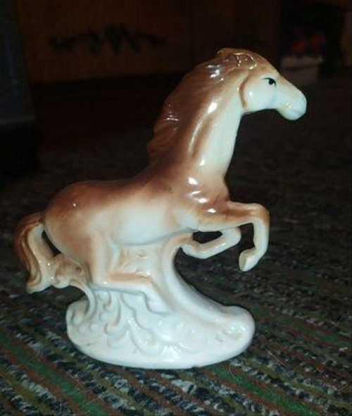 Статуэтка фарфор лошадь