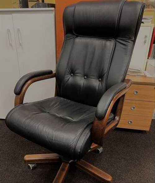 Кожанное кресло руководителя