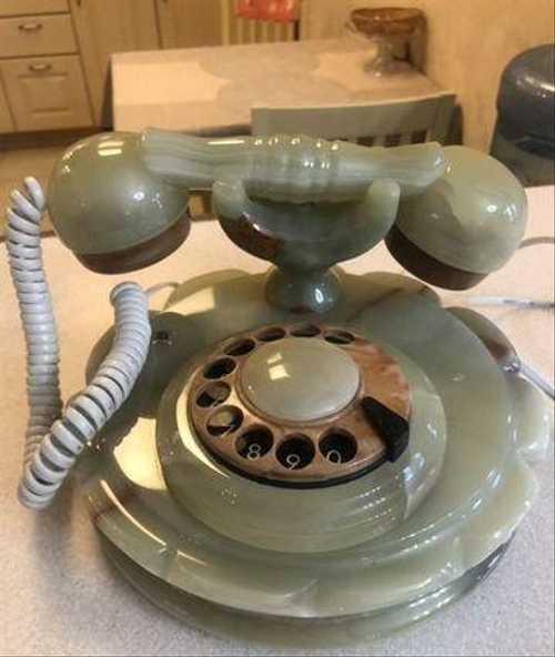 Старинный телефон из оникса