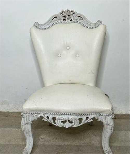 Стул-кресло вся фишка в форме Франция XX век