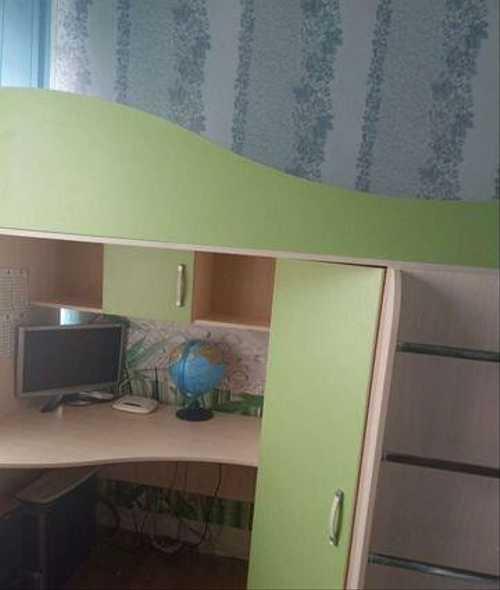 Комната с кроватью и шкафом и столом