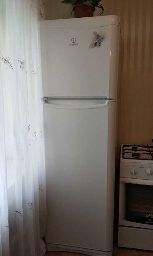 Холодильник indesit двухкамерный почти новый