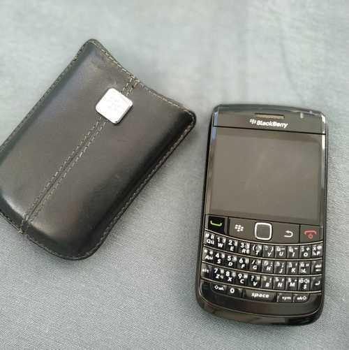 Телефон BlackBerry Bold 9780 в кожаном чехле