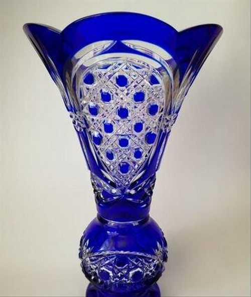 Синяя хрустальная ваза