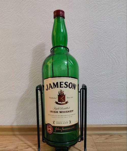 Бутылка Jameson 4,5 л на качелях