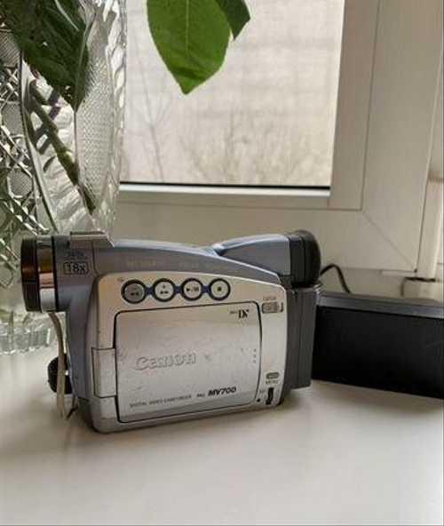 Видеокамера Canon MV700
