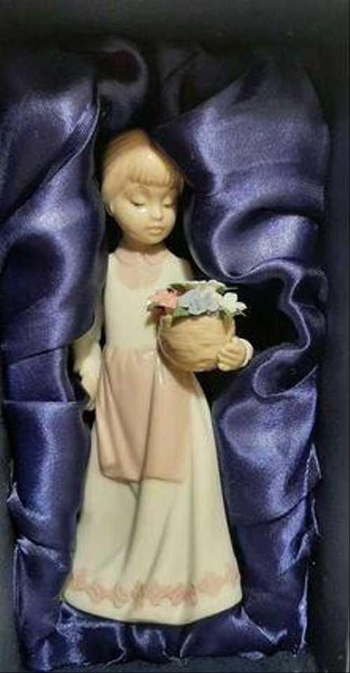 Статуэтка фарфор "Девушка с цветами"