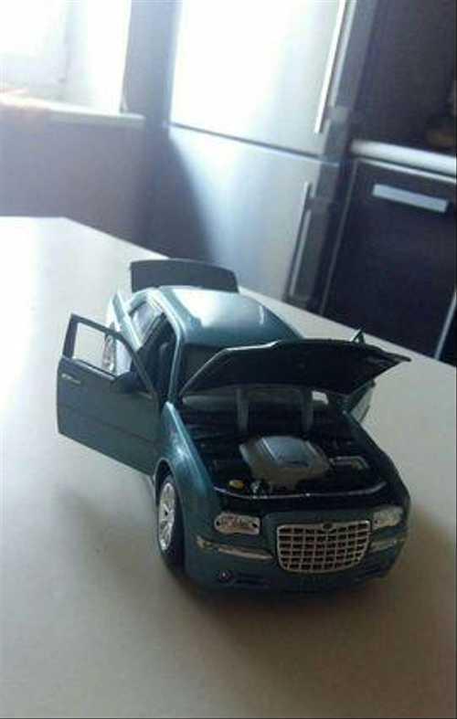 Chrysler 300C модель 1:18