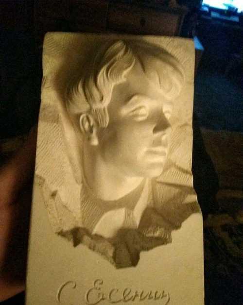 Барельеф Есенина