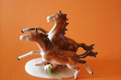 Винтажная статуэтка Бегущие лошади Германия фарфор