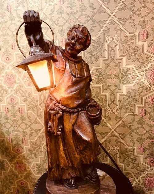 Винтажная лампа с фигурой монаха, держащего фонарь