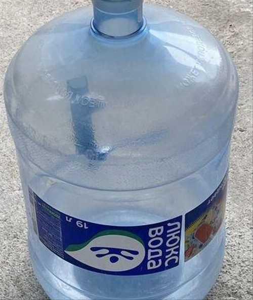 Какая вода хорошая 19 литров. Подставка под 19 литровые бутыли. Бутыль 19 литров с резьбой. 19 Литровая. 19 Литров бутыль белая крышка.