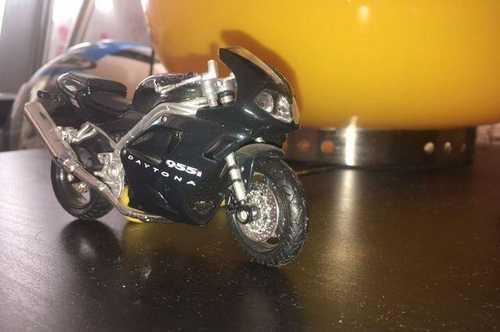 Модель мотоцикла 1:18 triumph Daytona 955i