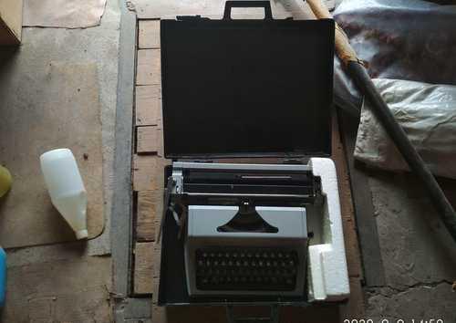 Пишущая машинка "Любава"