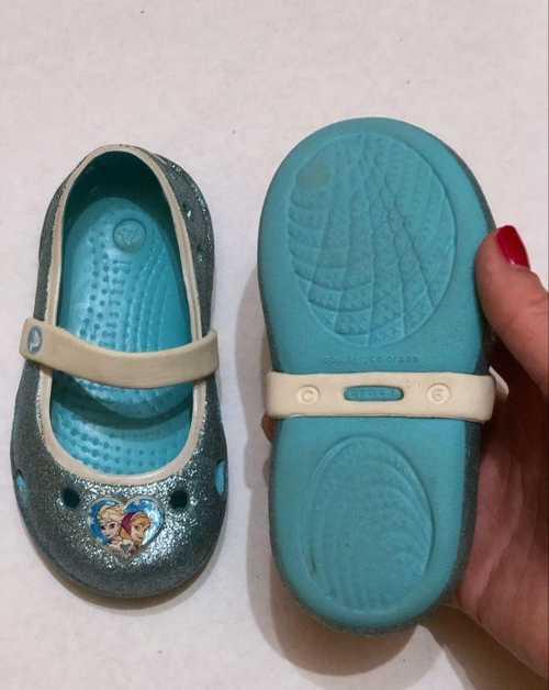 Продам сандалии девочке Crocs C6 21/22 р-р Эльза