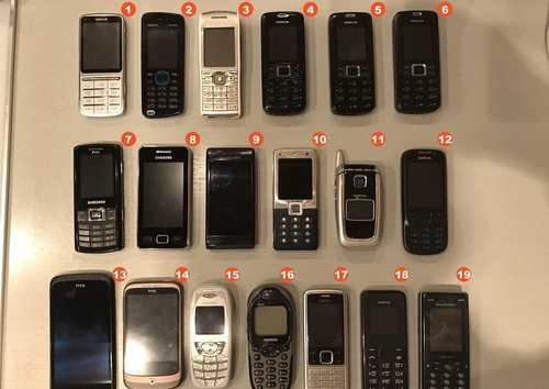 Коллекция кнопочных мобильных телефонов