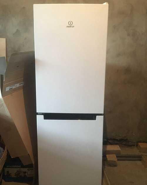 Холодильник Indesit DR 4160W