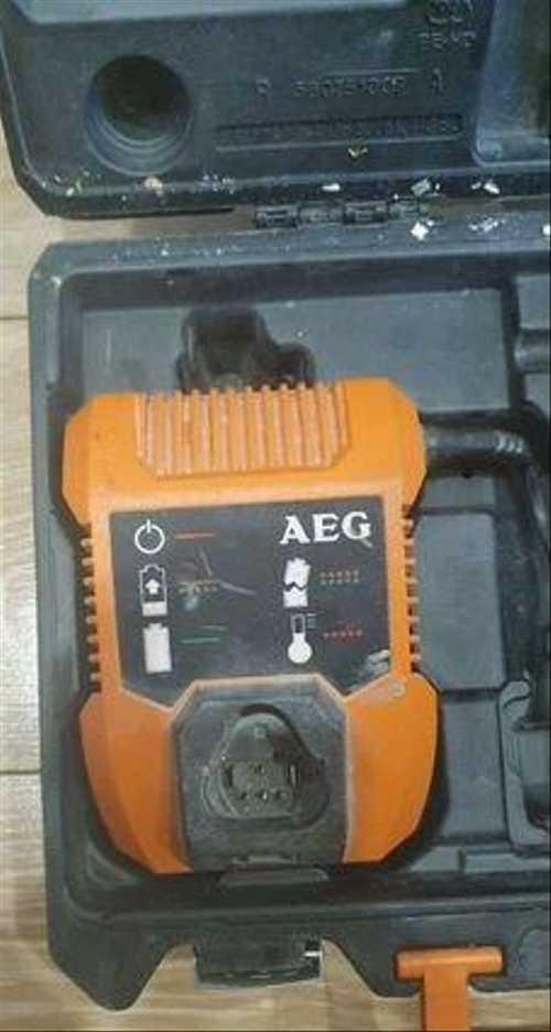 Зарядка для шуруповерта AEG
