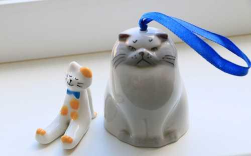 Фигурки котов, колокольчик и мини-статуэтка