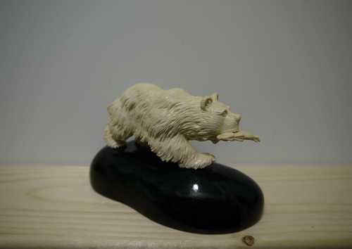 Статуэтка "Медведь на рыбалке"