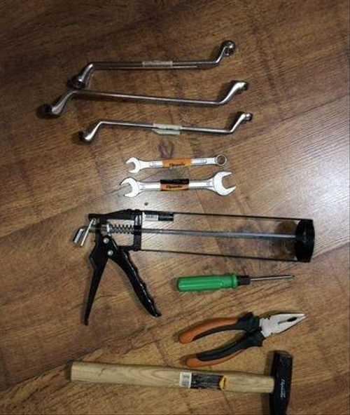 Инструменты молоток плоскогубцы отвертка ключи
