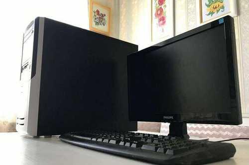 Офисный компьютер с монитором и клавиатурой
