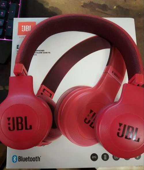 Наушники jbl мигают красным