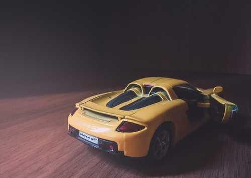 Масштабная модель "Porsche Carrera GT" kinsmart