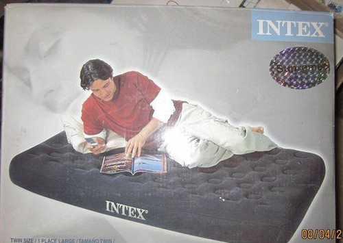 Полуторный надувной матрас суперкласса Intex