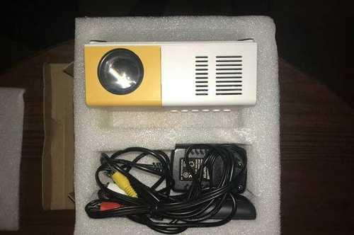 Карманный проектор Unic YG-300 желтый