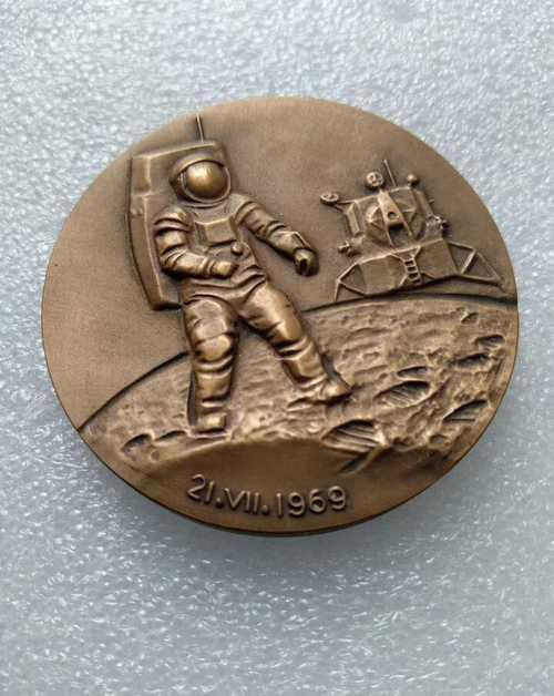Настольная медаль Первый человек на Луне.Армстрон