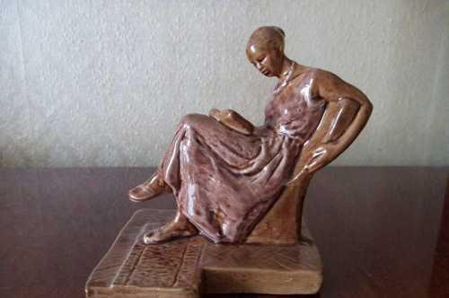 Керамическая статуэтка «Девушка за чтением», Гжель