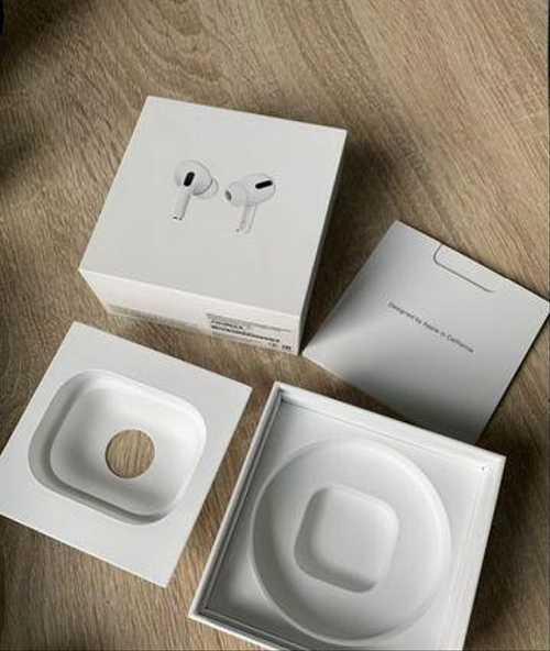 Упаковка из под наушников AirPods Pro