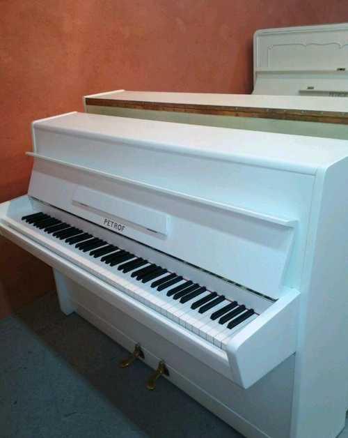 Белое пианино Petrof