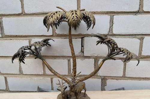 Бронзовая скульптура олени под пальмой
