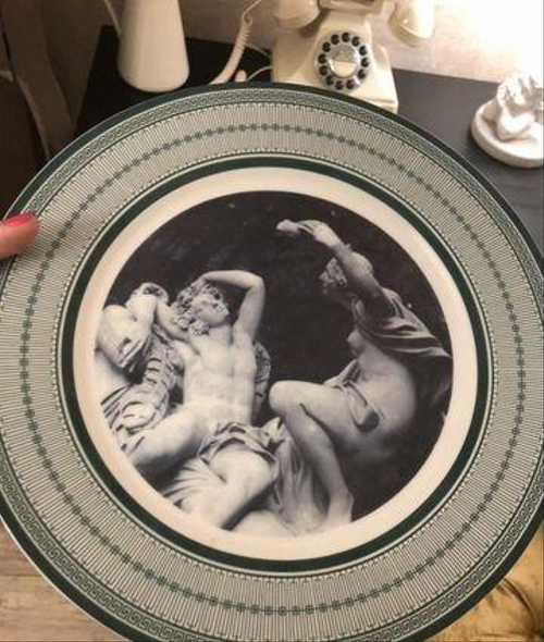 Красивая тарелка в античном стиле