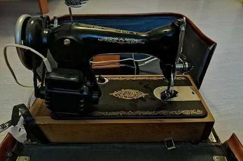 Швейная машинка с ножным управлением в отличном со