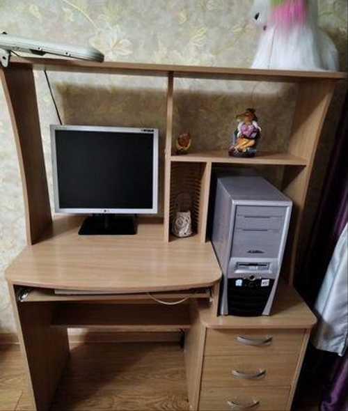 Компьютерный стол в однушке