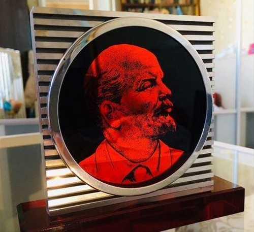 Изображение Ленина в стекле и металле