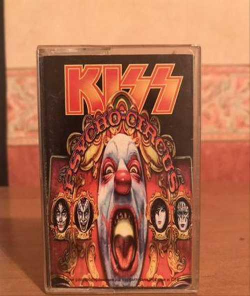 Аудиокассета группы “kiss”