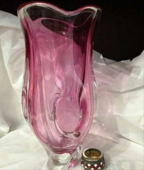 Розовыми стеклами внутрь. Розовая ваза Богемия. Ваза стеклянная розовая. Вазы Богемия розовые. Ваза розовая стекло.