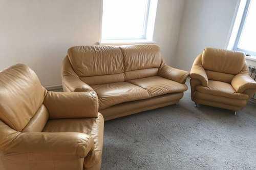 Кожаный диван и 2 кожаных кресла