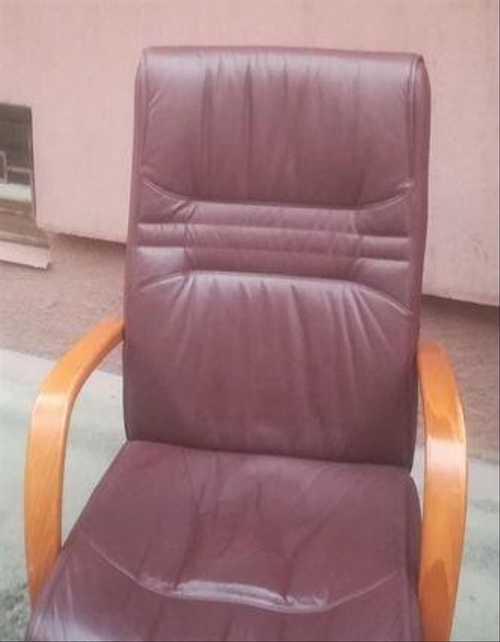 Кожанное кресло руководителя