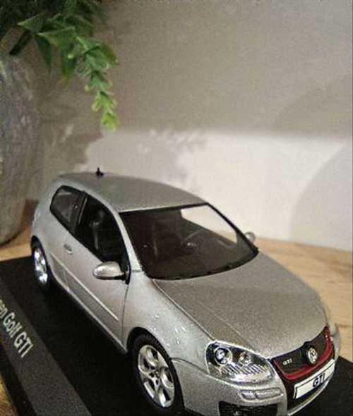 VW Golf 5 GTI 1:43 серебро от Norev