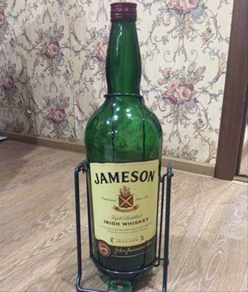 Бутылка Jameson на подставке