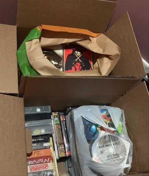 Две огромные коробки с DVD и VHS: много фильмов
