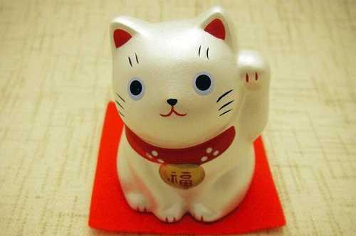 Фарфоровая статуэтка котёнок Манэки-нэко