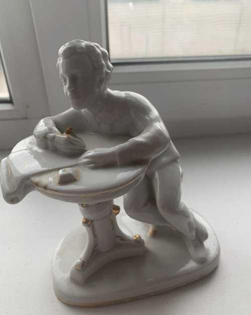 Статуэтка Пушкин за столом