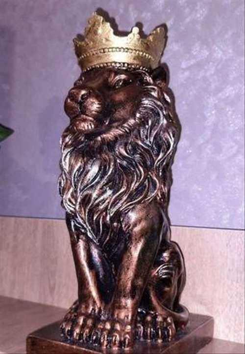 Статуя из гипса лев